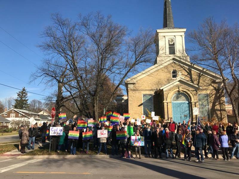 This guy saw 7 antigay protesters outside a church, so he called a few ...